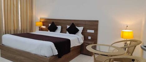 Quarto Duplo Deluxe | Lençóis de algodão egípcio, roupa de alta qualidade, cofre no quarto