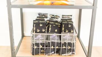 Estante de metal com sacos pretos identificados como "Happy Trails" contendo meias.