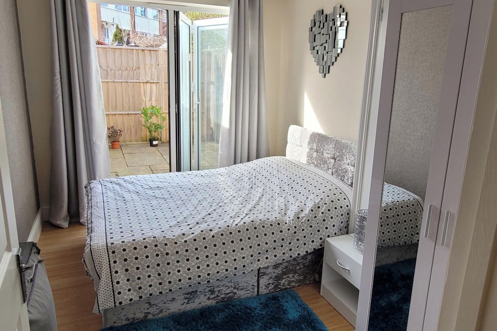 Apartment - Sleeps 2 - Parking - Wi-fi - Reading