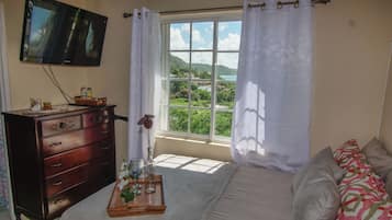 Quarto Individual Económico, 1 cama de casal, casa de banho anexa, vista parcial para o oceano | Com decoração personalizada, com mobília individualizada