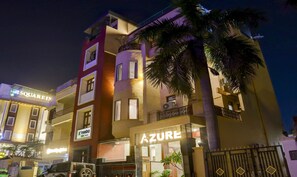 Um hotel com vários andares, com a sinalização 'SQUARE IN' e 'AZURE'.