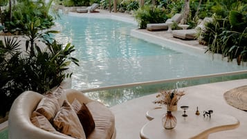 Piscina externa, funciona das 8h às 23h, guarda-sóis, espreguiçadeiras