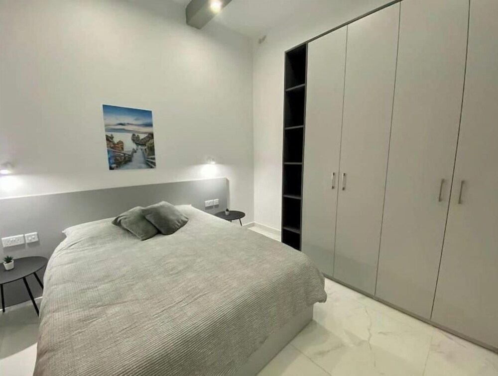 Seaside Apartment In Gzira - Valletta, Malta