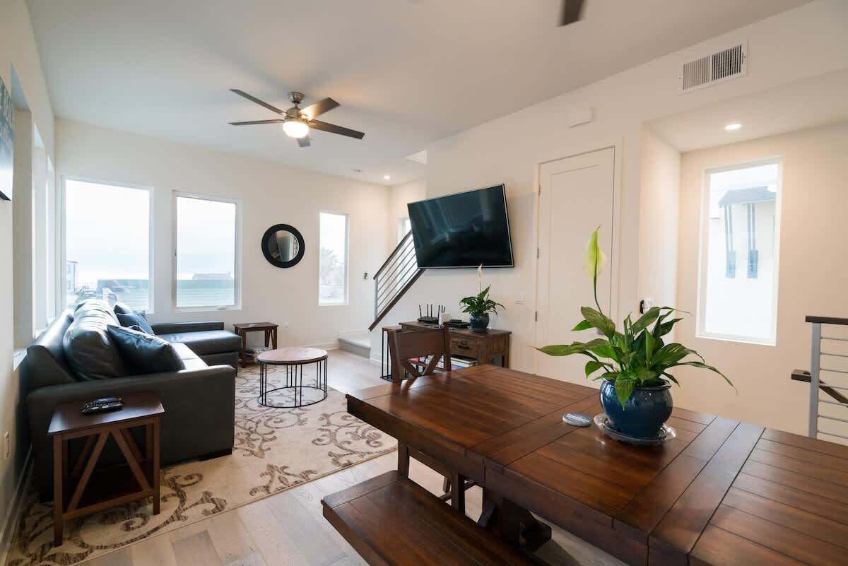 119 Elm Ave · San Diego Beachfront House 60s To Sand, Surf, Pier - Chula Vista, CA