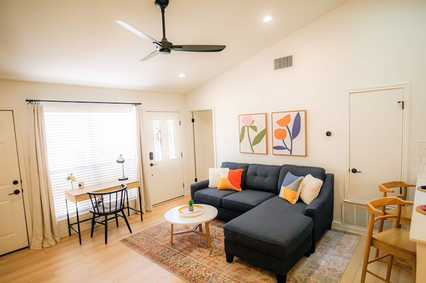 Charming Oak Hill Bungalow / Family Friendly - Quiet Neighborhood - Austin Zoo, Austin