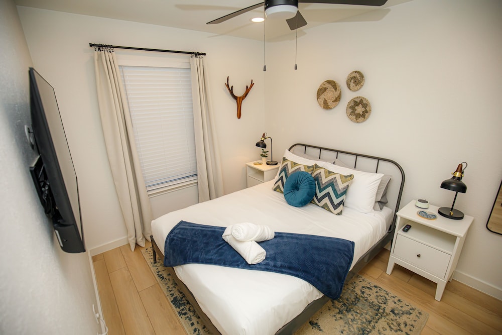 Charming Oak Hill Bungalow / Family Friendly - Quiet Neighborhood - Austin, TX