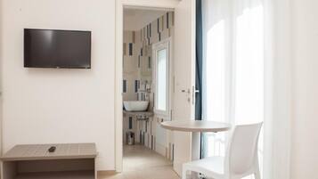 Artigos de higiene pessoal grátis, um secador de cabelo, um bidé