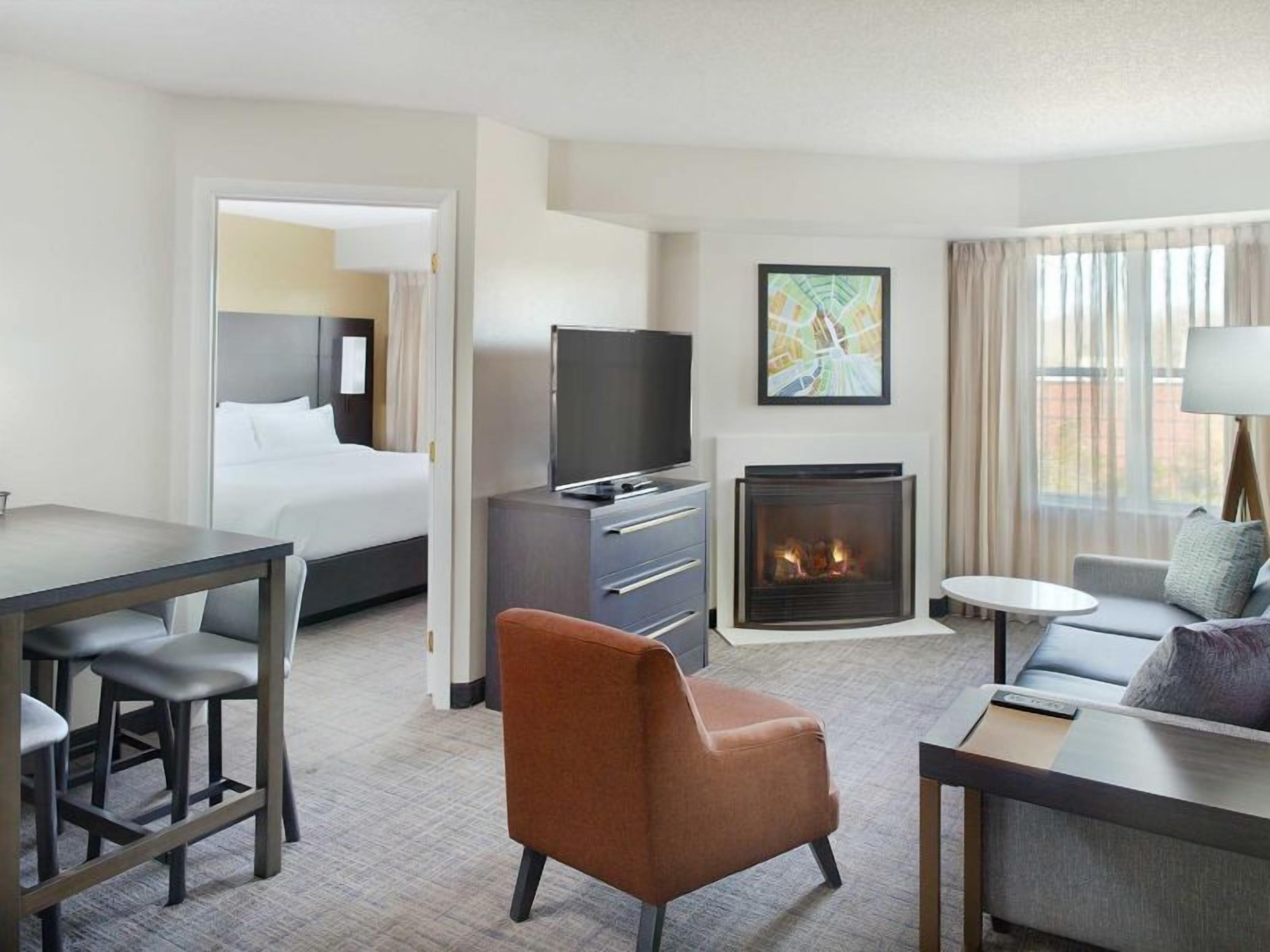 Just A Quick Drive To Downtown Raleigh And Durham! With Free Breakfast, Pool - Cary, NC