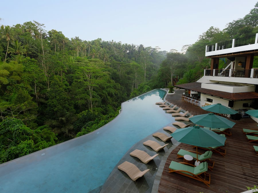 Piscina exterior, espreguiçadeiras