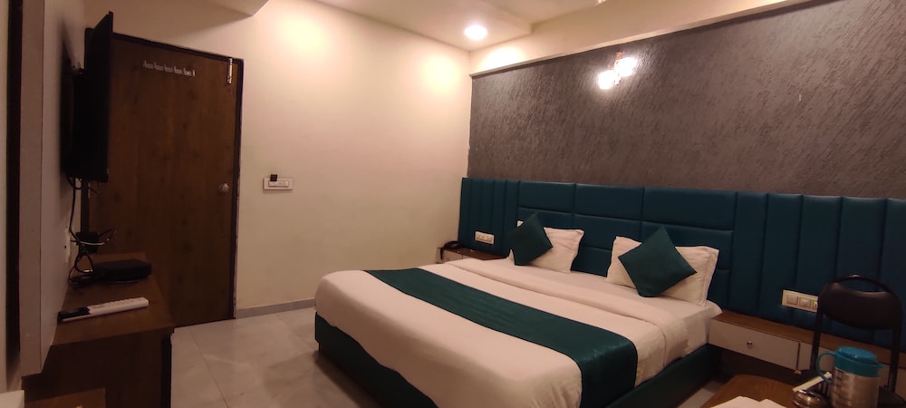 Hotel Avadh Palace - Ahmedabad