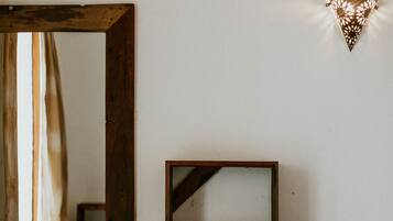 Quarto Duplo Básico | Cortinas/cortinados opacos, ferro/tábua de engomar, Wi-fi grátis