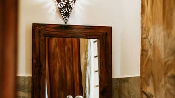 Quarto Duplo Básico | Cortinas/cortinados opacos, ferro/tábua de engomar, Wi-fi grátis