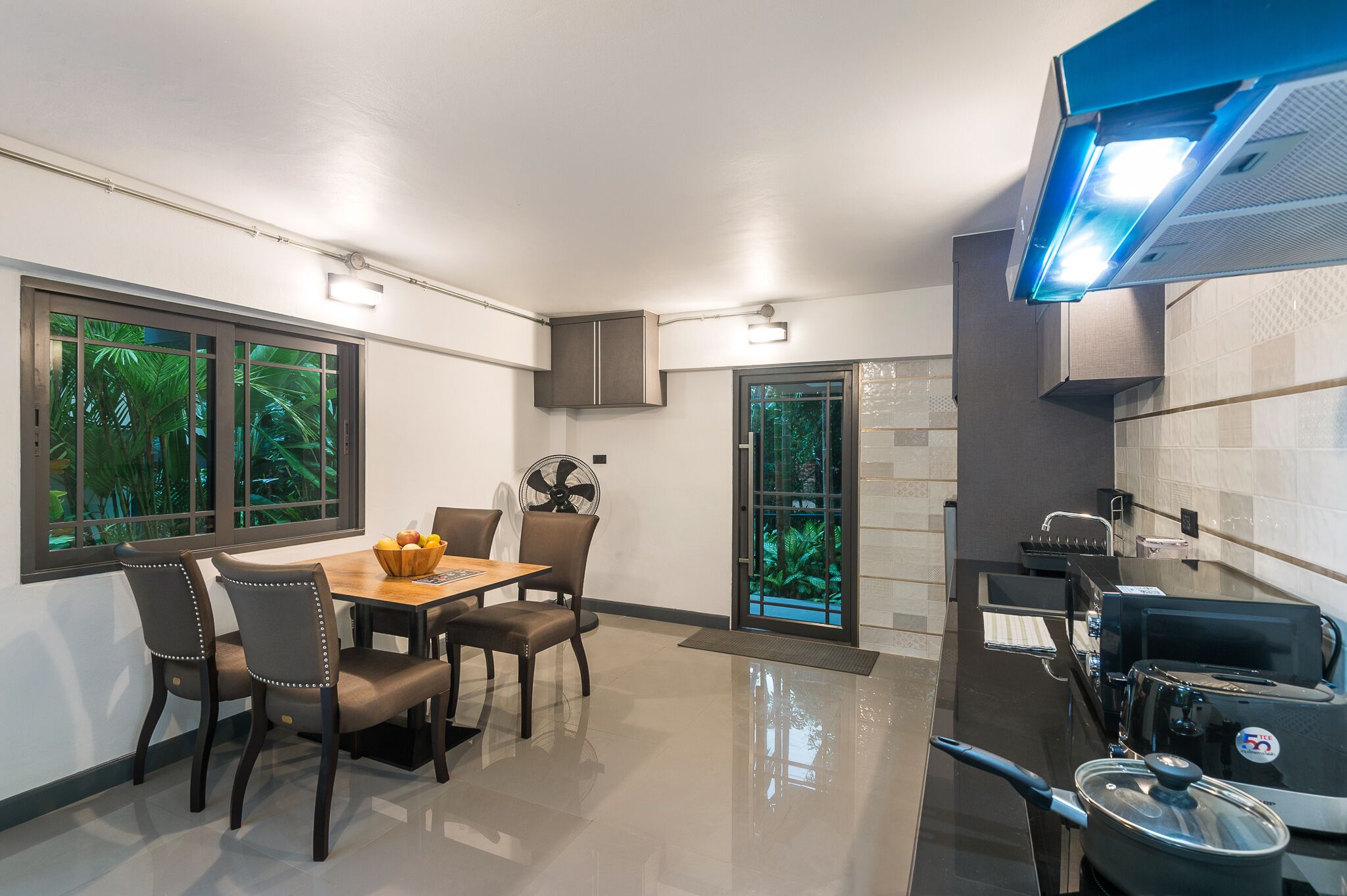 Quarto Duplo Deluxe | Kitchenette privada | Uma chaleira elétrica, uma torradeira, utensílios de cozinha 