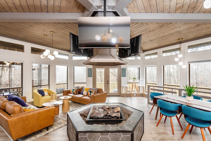 Campfire Lodge: Mid-century Charm & Indoor Fire Pit - Virginia