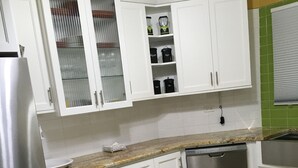 Um frigorífico/congelador grande, um micro-ondas 