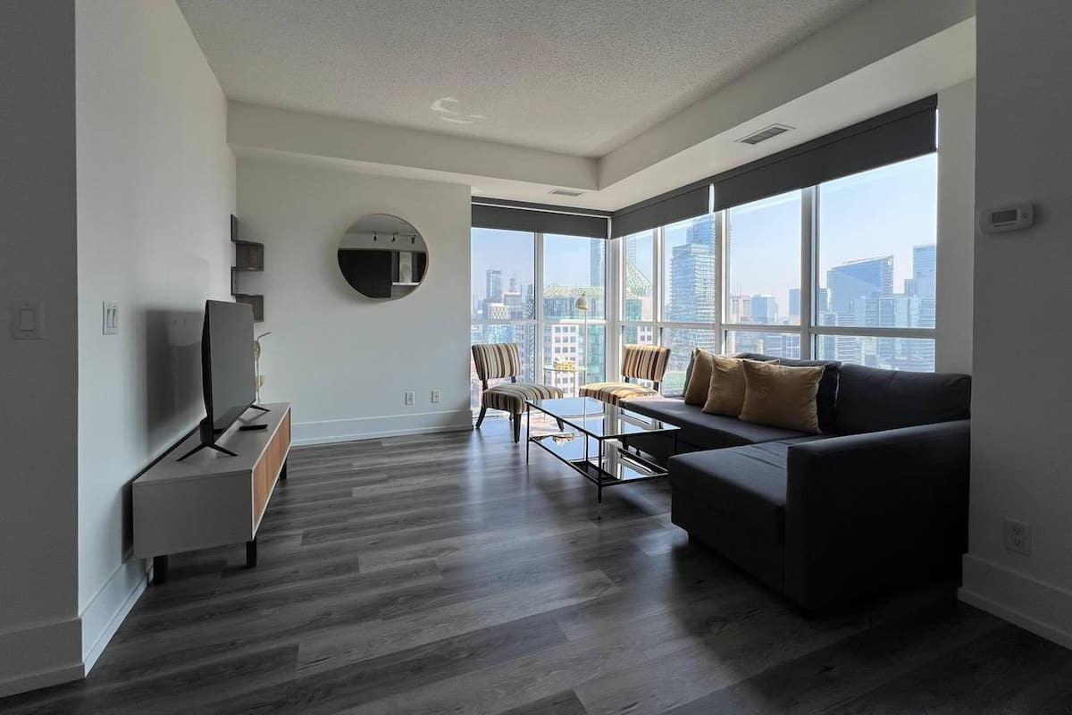 Apartamento Cidade, 1 cama queen-size e sofá-cama, Vista para a cidade | Sala de estar | Televisor de ecrã plano de 55 polegadas com canais digitais, televisor