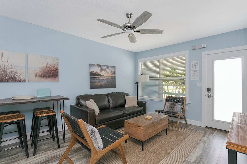 211 Turtle | King Bed | Beach Gear | 1 Block To Beach & Downtown | Dog Friendly - Cocoa Beach, FL