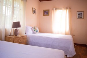 Quarto Triplo Comfort | Ferro/tábua de engomar, Wi-fi grátis