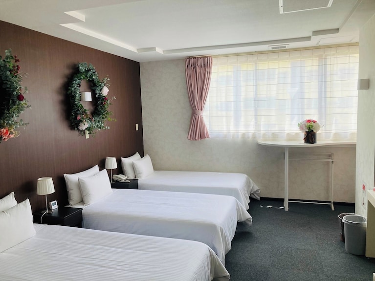 Room Only For 5 People / Naha Okinawa - Naha