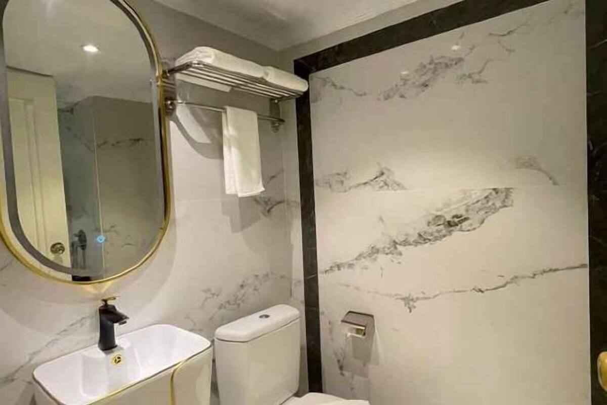 Um secador de cabelo, chinelos, toalhas fornecidas