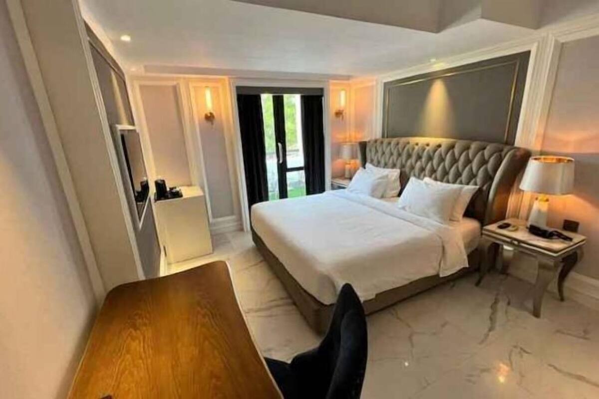 1 quarto, roupa de alta qualidade, cofre no quarto, secretária