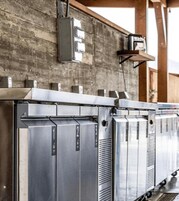 Cafeteira/chaleira, refrigerador em uma área comum