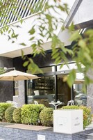 Almoços, jantares servidos, cozinha francesa, com vista para o jardim 