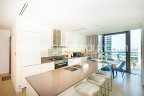 Apartamento de Luxo | Cozinha privada | Um frigorífico, um micro-ondas, utensílios de cozinha