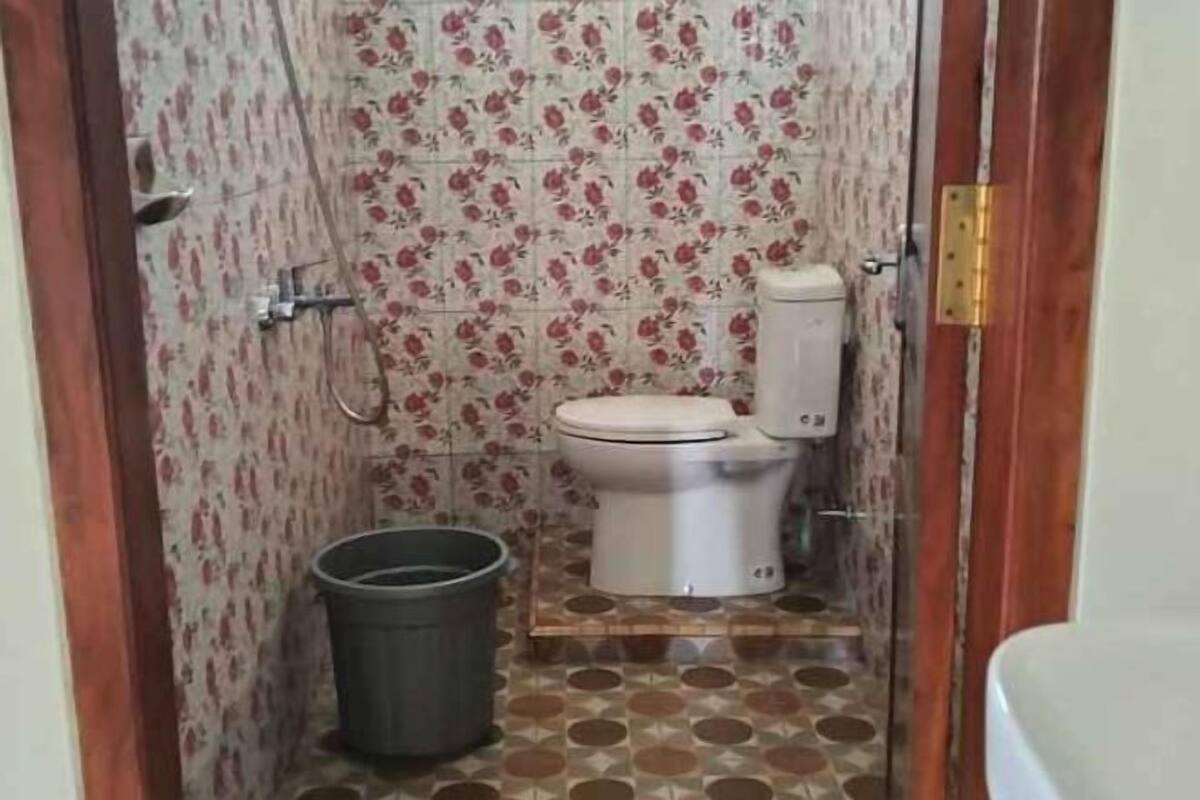 Casa de banho | Um bidé, toalhas fornecidas