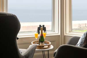 Quarto Duplo Superior, casa de banho anexa, vista para o mar | Roupa hipoalergénica, secretária, ferro/tábua de engomar, Wi-fi grátis 