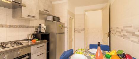 Apartamento família, 3 quartos, 2 banheiros (Sicula home in the city center) | Sala de jantar