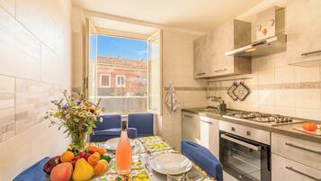 Apartamento Familiar, vários quartos, 2 casas de banho (Sicula home in the city center) | Cozinha privada | Um frigorífico, um micro-ondas, um forno, uma placa de cozinha