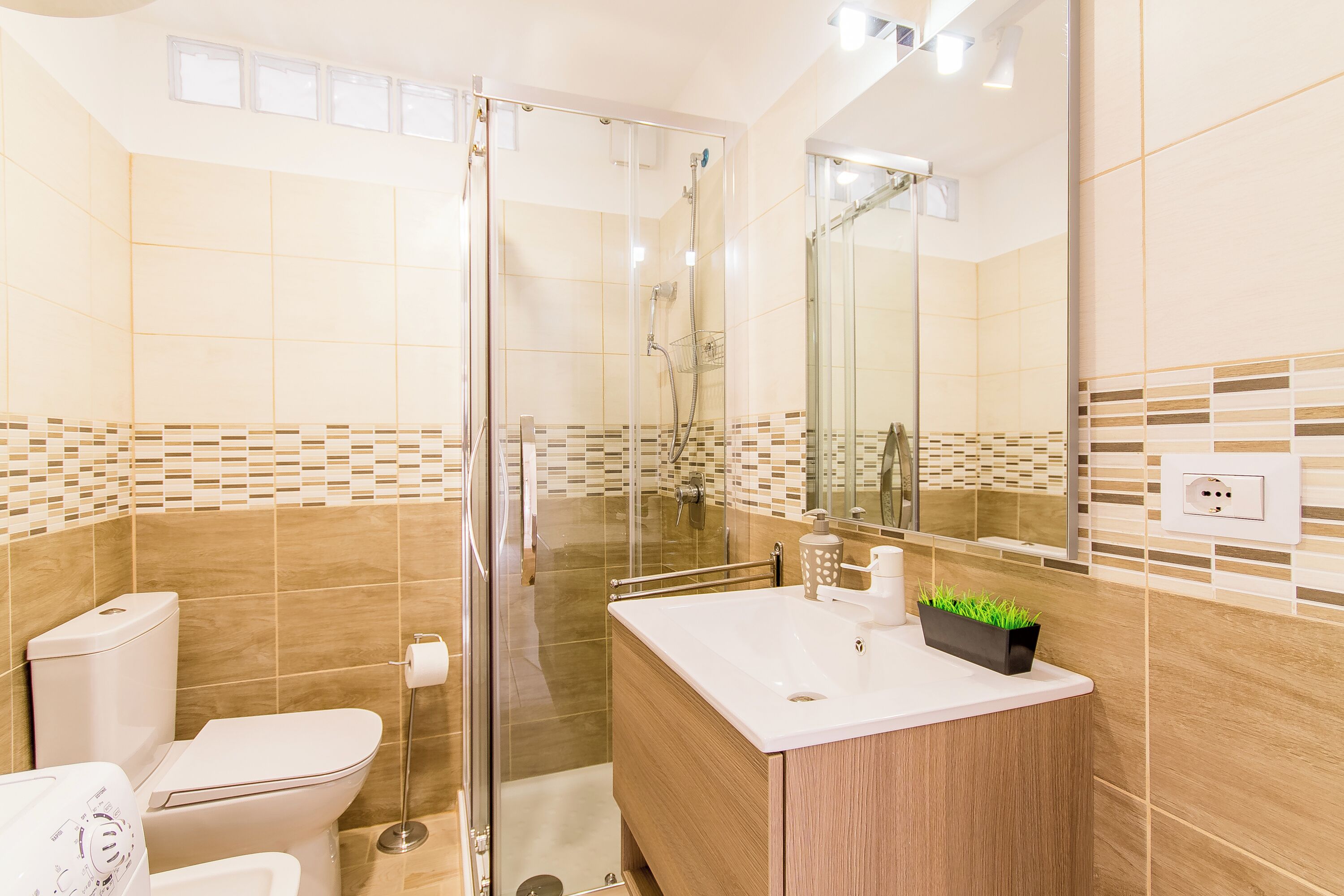Apartamento Familiar, vários quartos, 2 casas de banho (Sicula home in the city center) | Casa de banho | Um polibã e uma banheira separados, um secador de cabelo, um bidé 