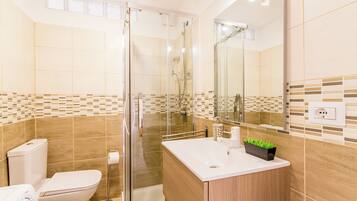 Apartamento Familiar, vários quartos, 2 casas de banho (Sicula home in the city center) | Casa de banho | Um polibã e uma banheira separados, um secador de cabelo, um bidé