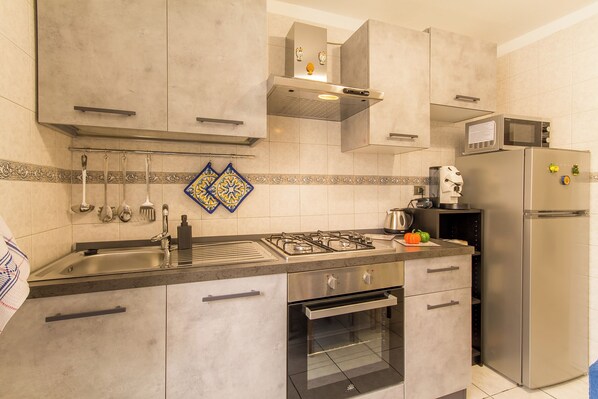 Apartamento Familiar, 3 quartos, 2 casas de banho (Sicula home in the city center) | Cozinha privada | Um frigorífico, um micro-ondas, um forno, uma placa de cozinha 