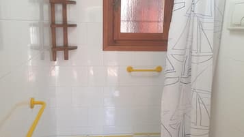 Apartamento, 1 quarto | Banheiro | Chuveiro, toalhas de banho