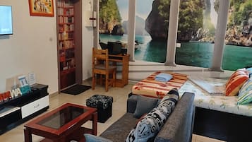 Apartamento, 1 quarto, varanda | Sala | Livros