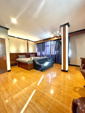 Roupa de alta qualidade, minibar, cofre no quarto 