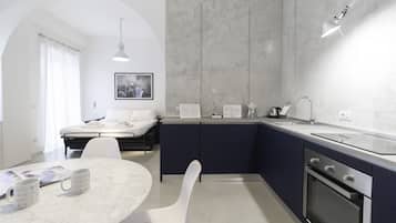 Apartamento (1 Bedroom) | Cozinha privada | Um micro-ondas, um forno, uma placa de cozinha