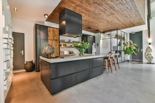 Vila luxo, 3 quartos, para não fumantes, banheira | Cozinha privada | Geladeira grande, micro-ondas, fogão, cooktop