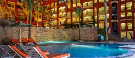 Uma praia privada, praia de areia branca, bares na praia