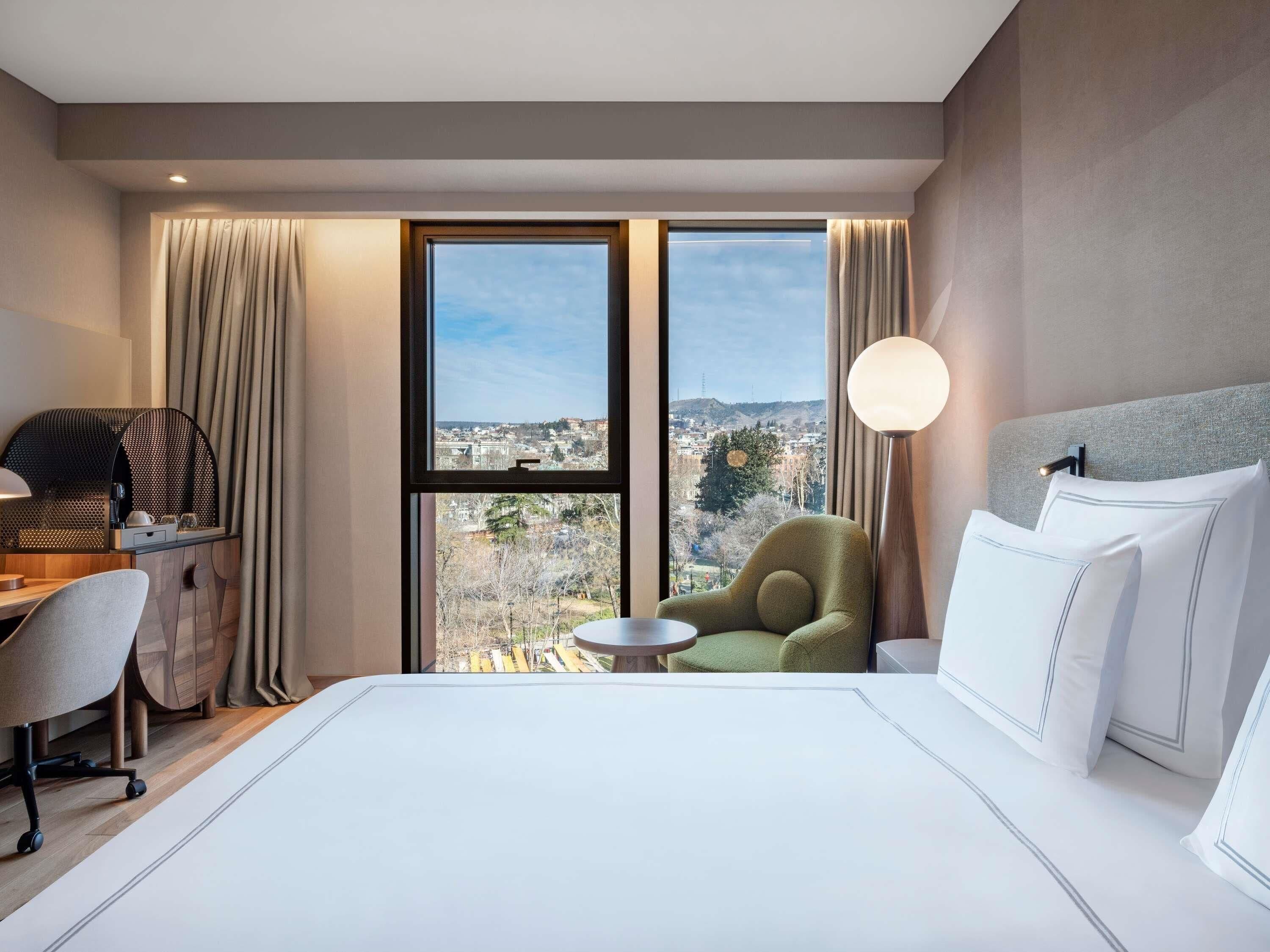 Quarto Suíço, Quarto Empresarial, 1 cama de casal | Roupa de alta qualidade, minibar, cofre no quarto, secretária 