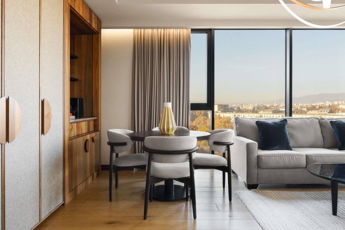 Quarto Suíço, Suite Executiva, 1 cama king-size, terraço | Roupa de alta qualidade, minibar, cofre no quarto, secretária 