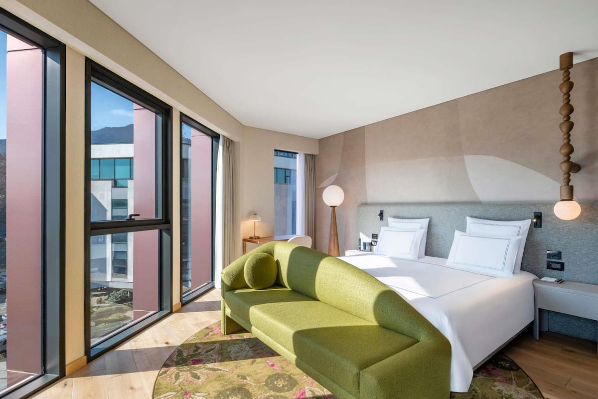 Swiss, Quarto luxo, 1 cama de casal | 1 quarto, roupas de cama premium, frigobar, cofres nos quartos