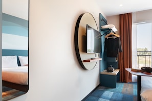 Roupas de cama premium, escrivaninha, espaço de trabalho para notebook