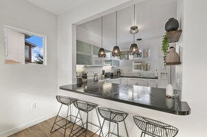 Casa, várias camas, banheira de imersão | Cozinha privada | Geladeira, micro-ondas, fogão, cooktop