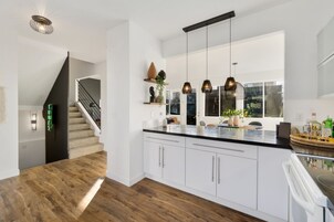 Geladeira, micro-ondas, fogão, cooktop