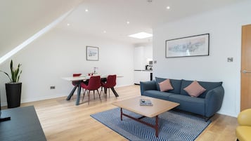2 Bedroom Deluxe Apartment | Sala de estar | Smart TV de 50 polegadas com canais digitais, televisor