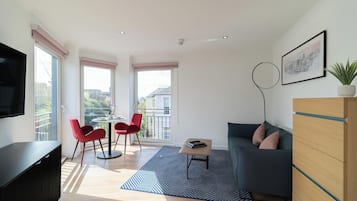 1 Bedroom Apartment | Sala de estar | Smart TV de 50 polegadas com canais digitais, televisor