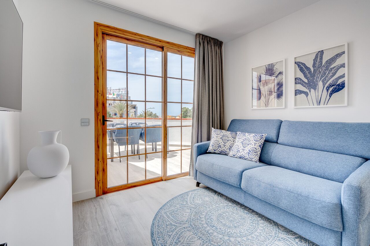 Luxuriously Renovated 2 Bedroom, 2 Bathroom, Hugh Terrace, Heated Pool And Wifi - Los Cristianos